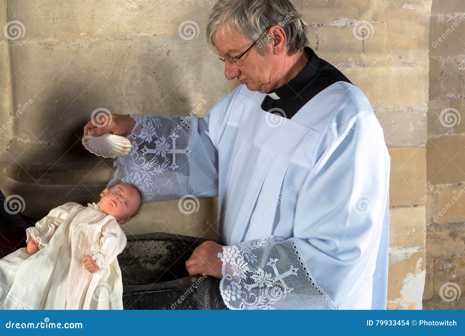 Bambino Di Battesimo D'annata Fotografia Stock - Immagine di cattolico ...