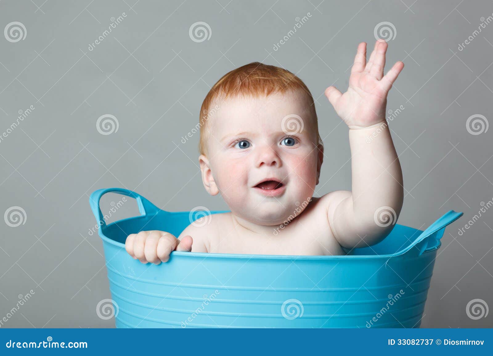 Bambino Di Risata in Un Secchio Blu Immagine Stock - Immagine di ...