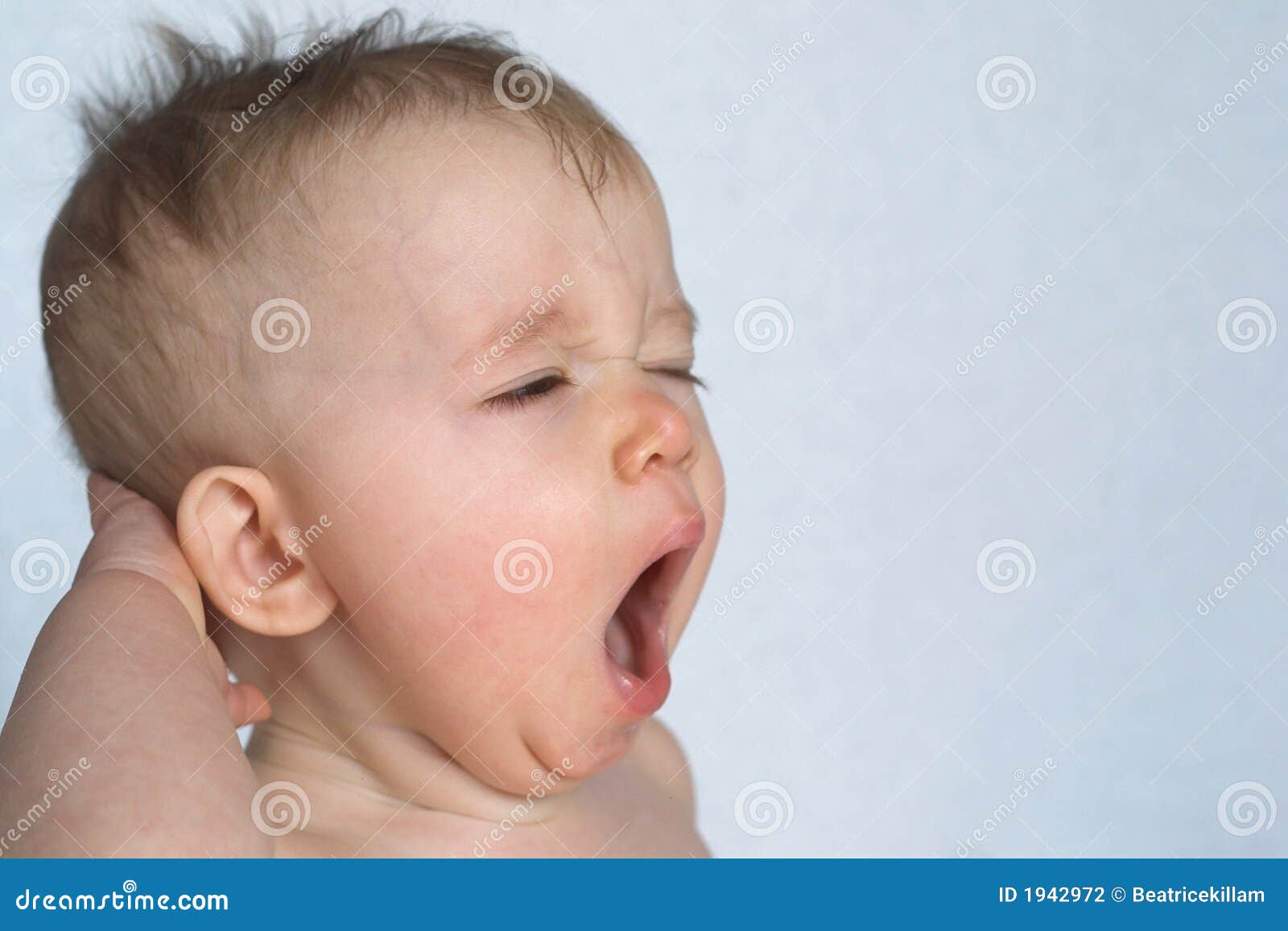 Bambino di sbadiglio fotografia stock. Immagine di stanco - 1942972