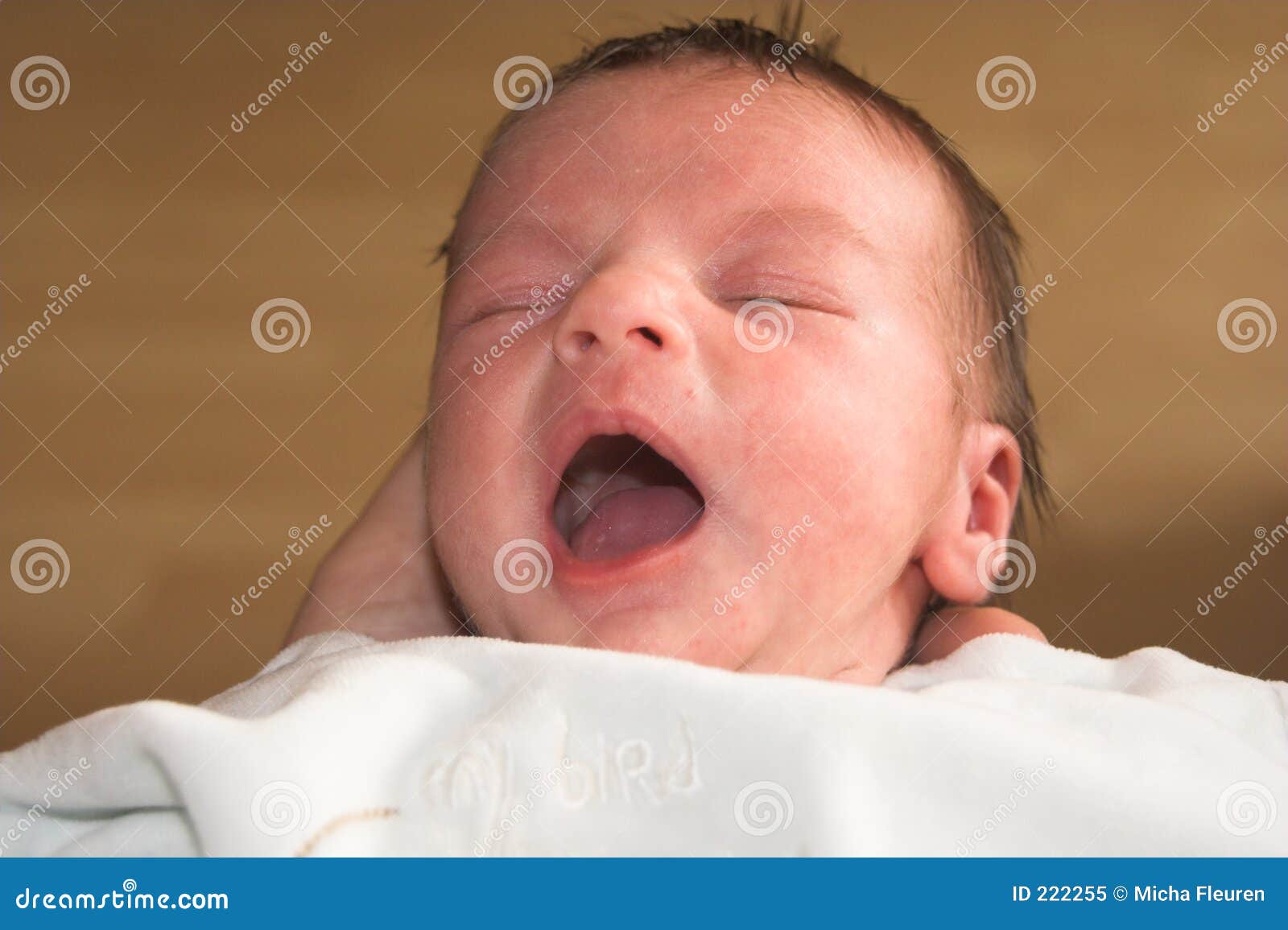 Bambino di sbadiglio immagine stock. Immagine di aperto - 222255