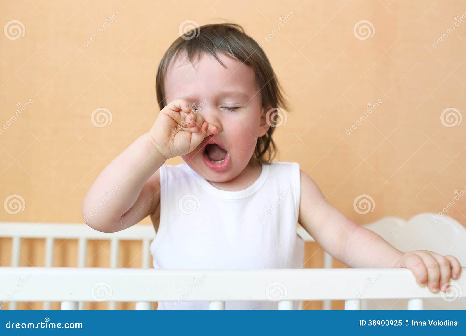 Bambino Di Sbadiglio in Letto Bianco Immagine Stock - Immagine di ...