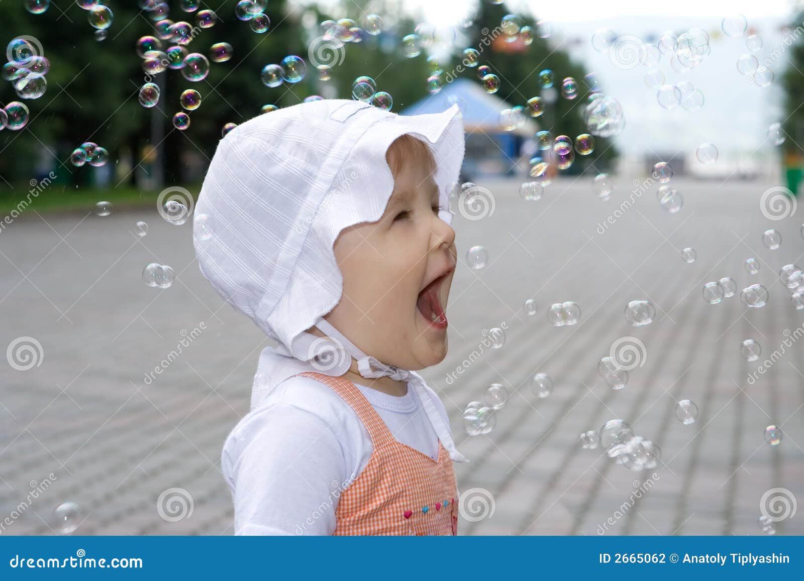 Bambino Felice Con Le Bolle Di Sapone Fotografia Stock - Immagine di ... Bambino Felice Con Le Bolle Di Sapone Fotografia Stock - Immagine di ...