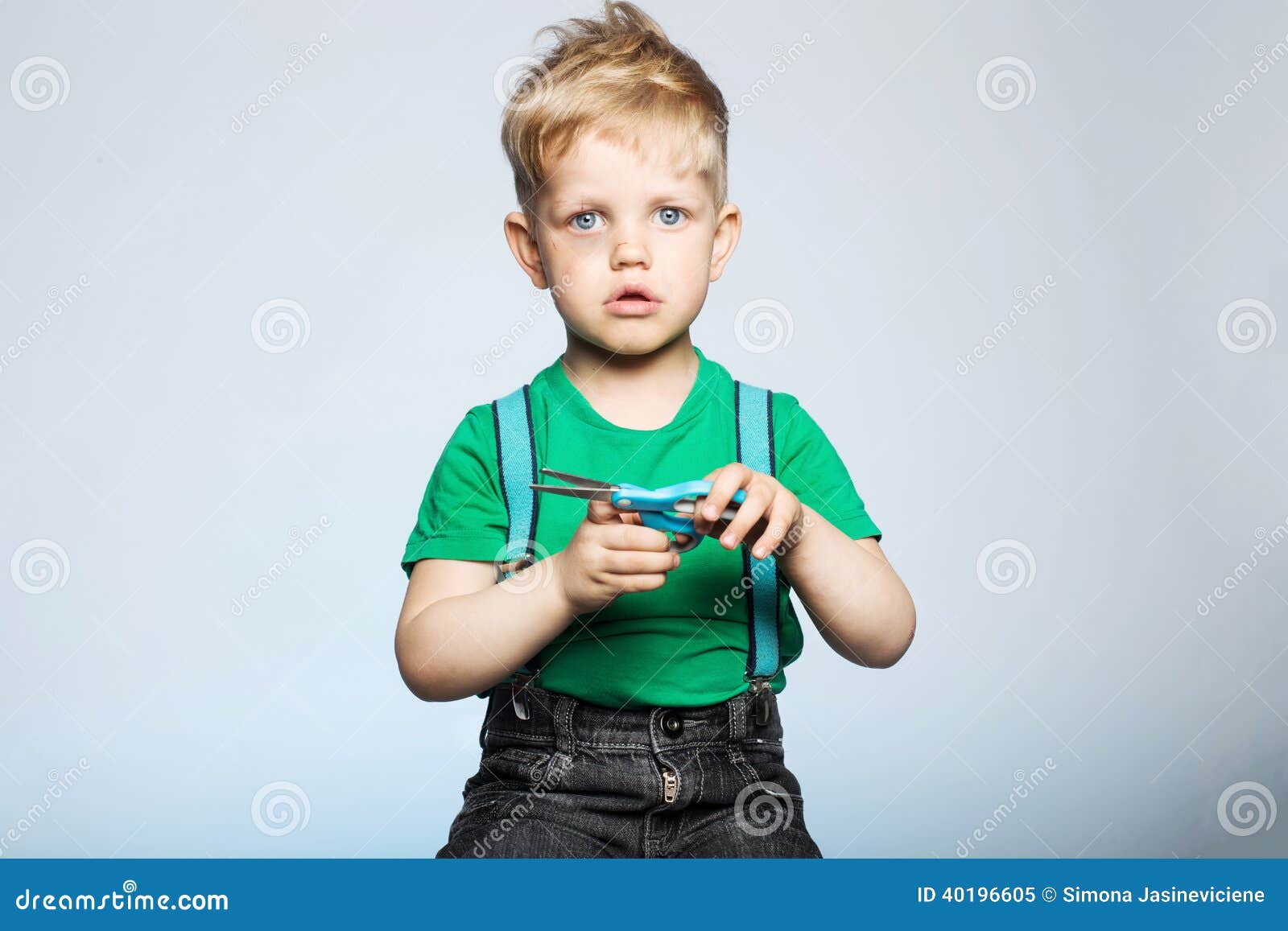 Bambino Impertinente Con Le Forbici Immagine Stock - Immagine di ...