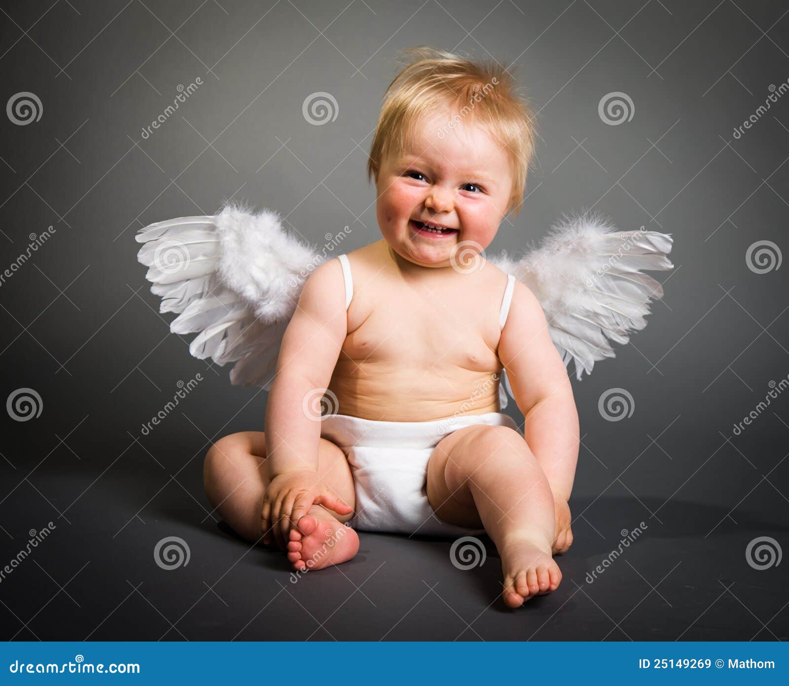 Bambino Infantile Con Le Ali Di Angelo Immagine Stock - Immagine di ...