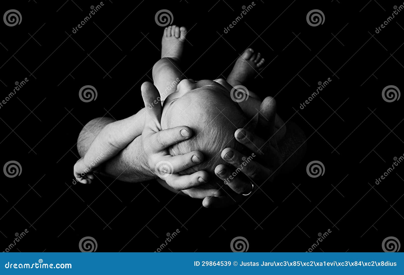 Bambino Neonato in Mani Dei Padri Immagine Stock - Immagine di amore ...