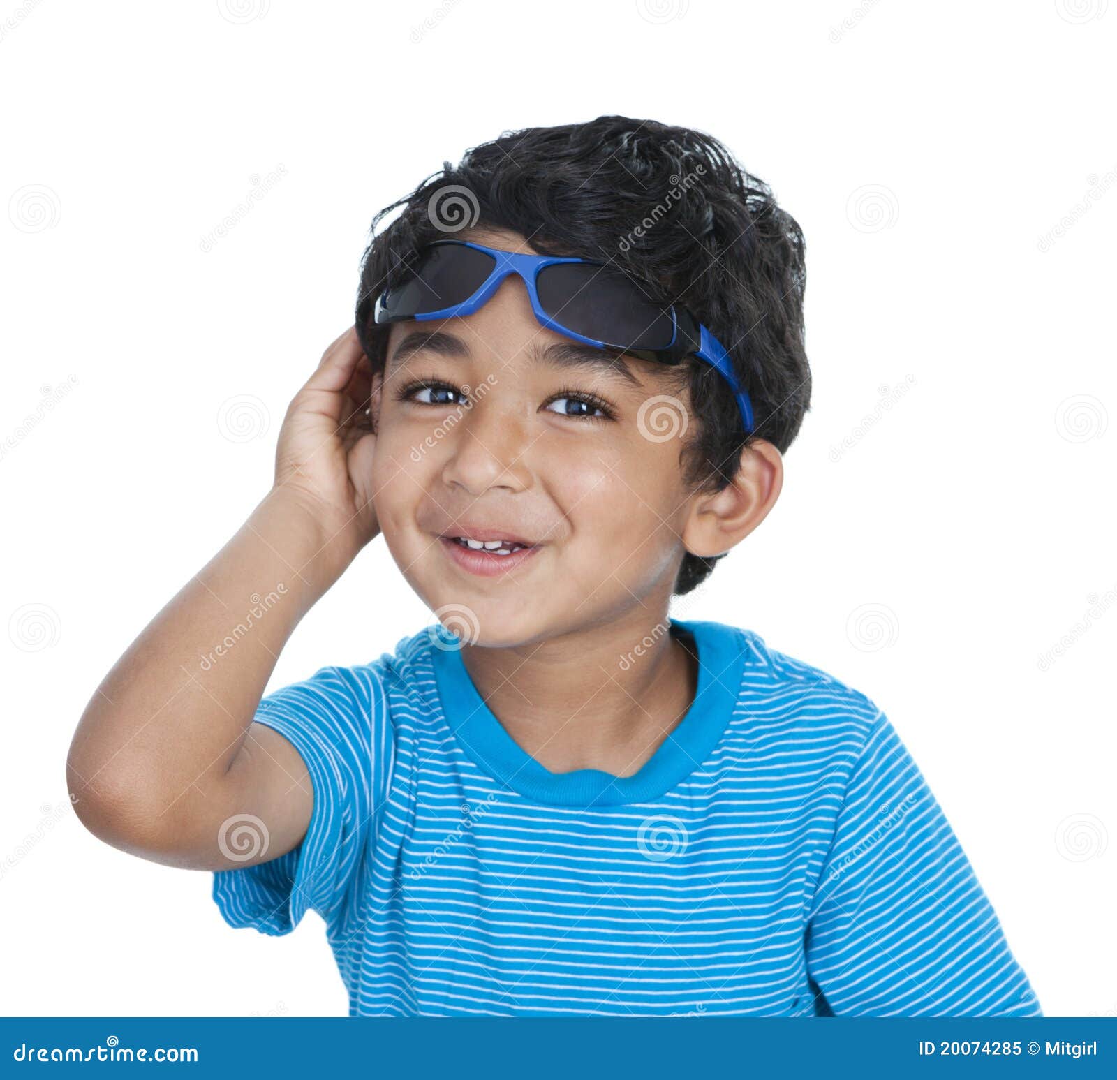 Bambino Sorridente Con Gli Occhiali Da Sole Alzati Immagine Stock Immagine Di Infanzia