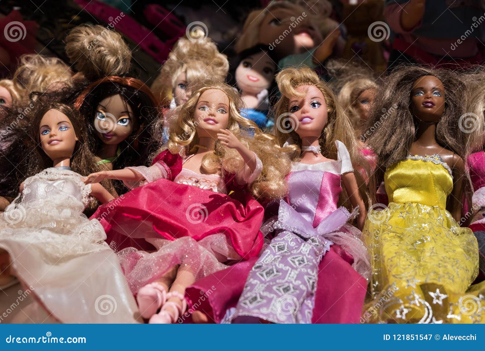 Bambole Variopinte Del Giocattolo Di Barbie Fotografia Editoriale ...
