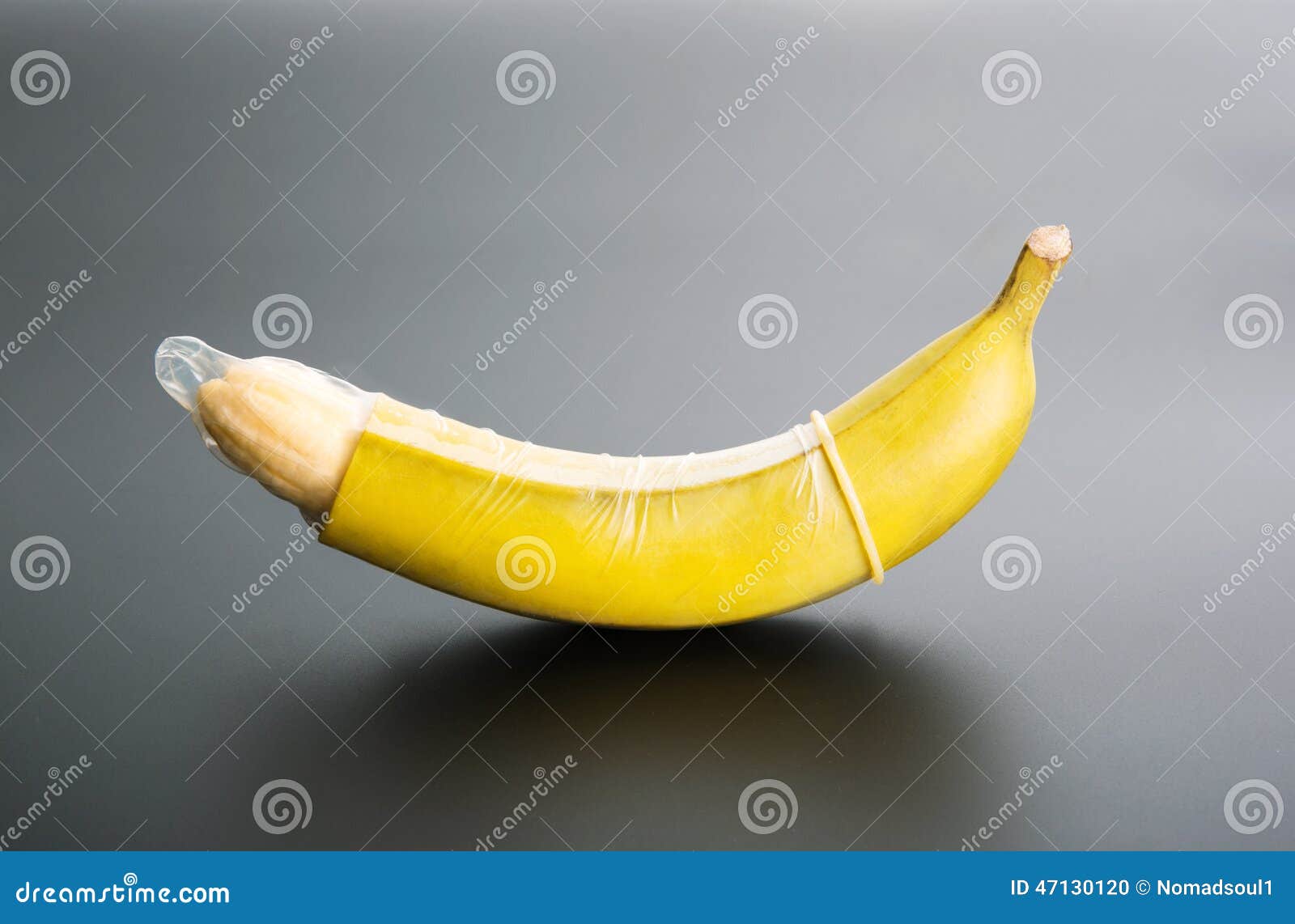 Banaan met condoom stock foto. Image of contraceptie - 47130120