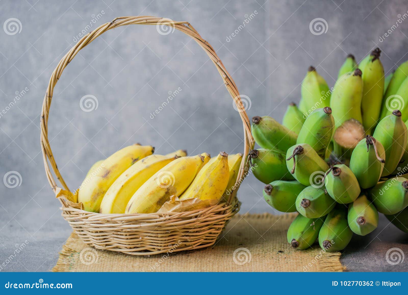 Banan arkivfoto. Bild av vitamin, bakgrund, moget, tabell - 102770362