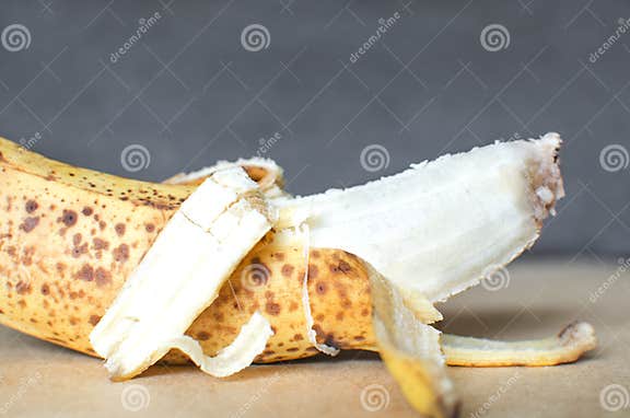 Banana Descascada Estragada Foto de Stock - Imagem de maduro, sujo ...