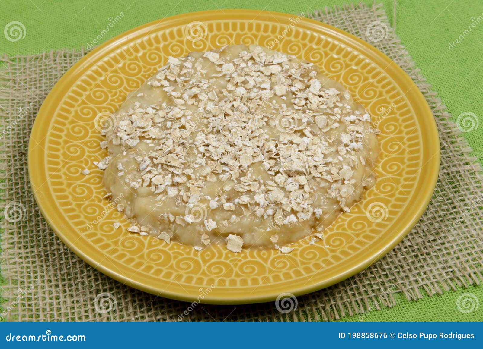 Banana Machacada Con Avena En Placa Amarilla. Foto de archivo - Imagen ...