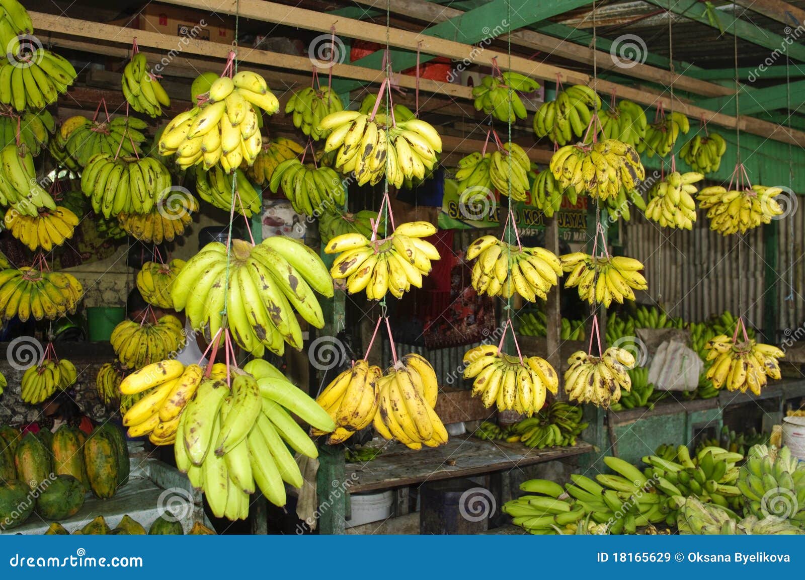 Banana no mercado imagem de stock. Imagem de orgânico - 18165629