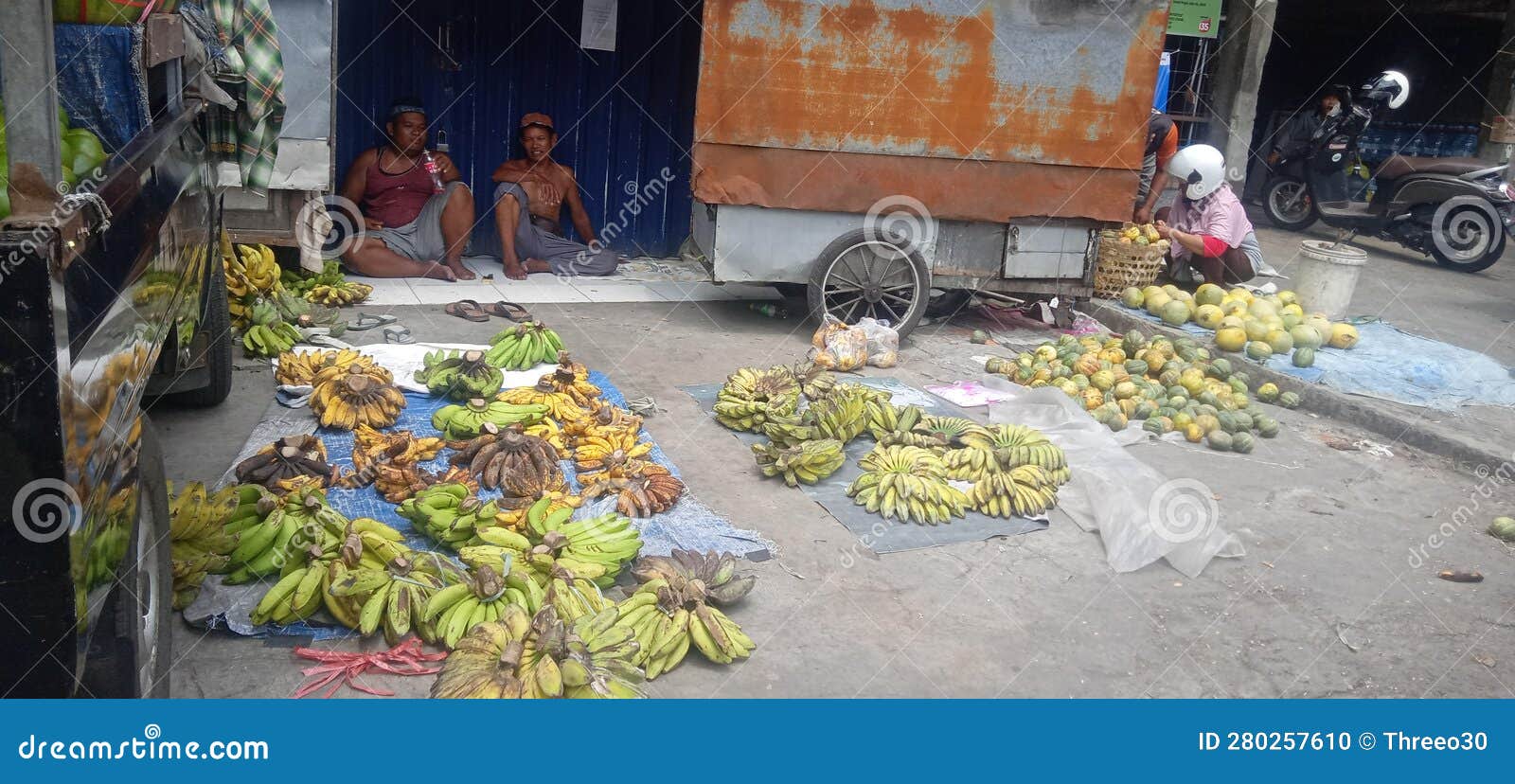 Bananas No Mercado Tradicional Imagem Editorial - Imagem de alimento ...