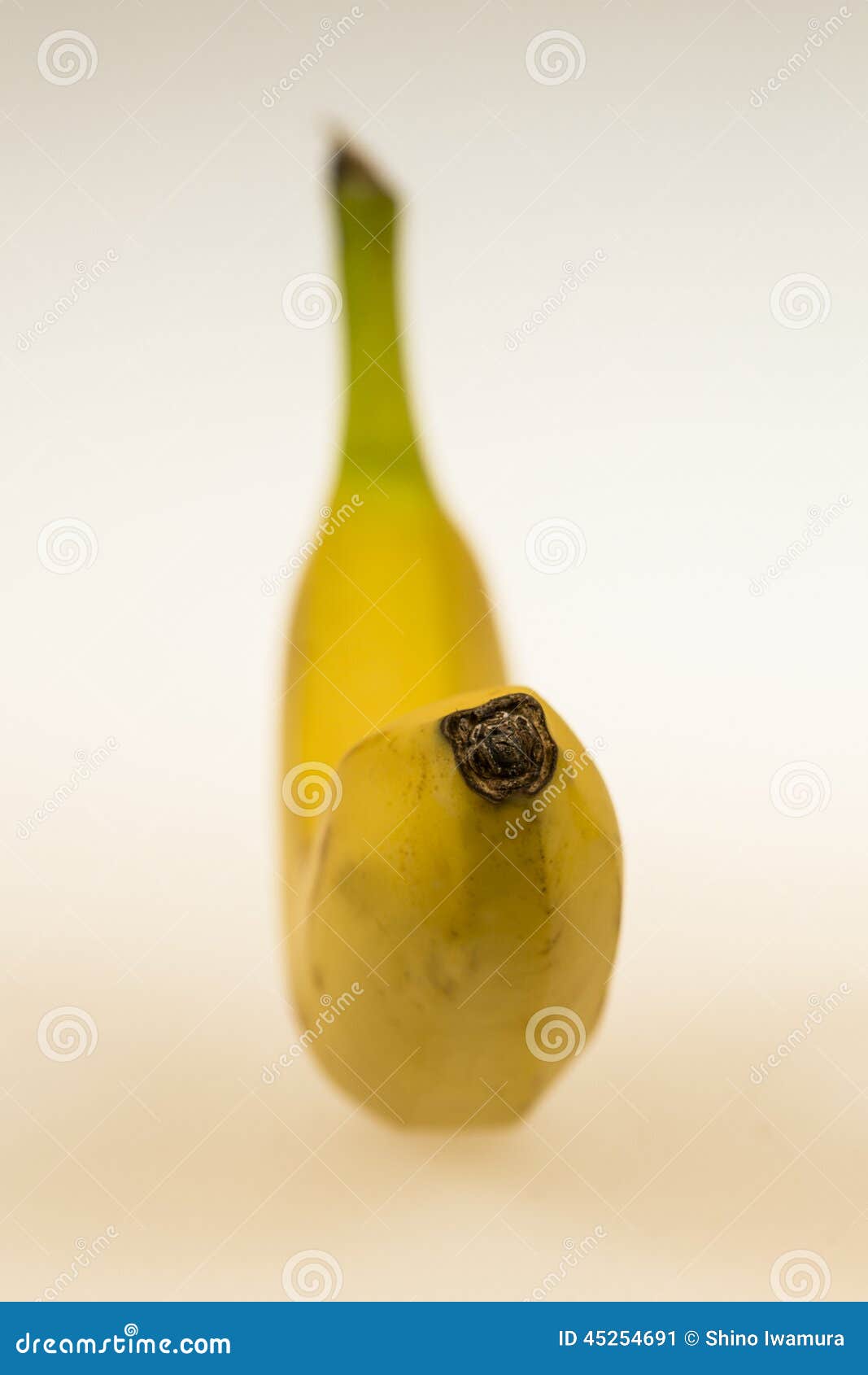 Banane avec l'avant image stock. Image du chair, entier - 45254691