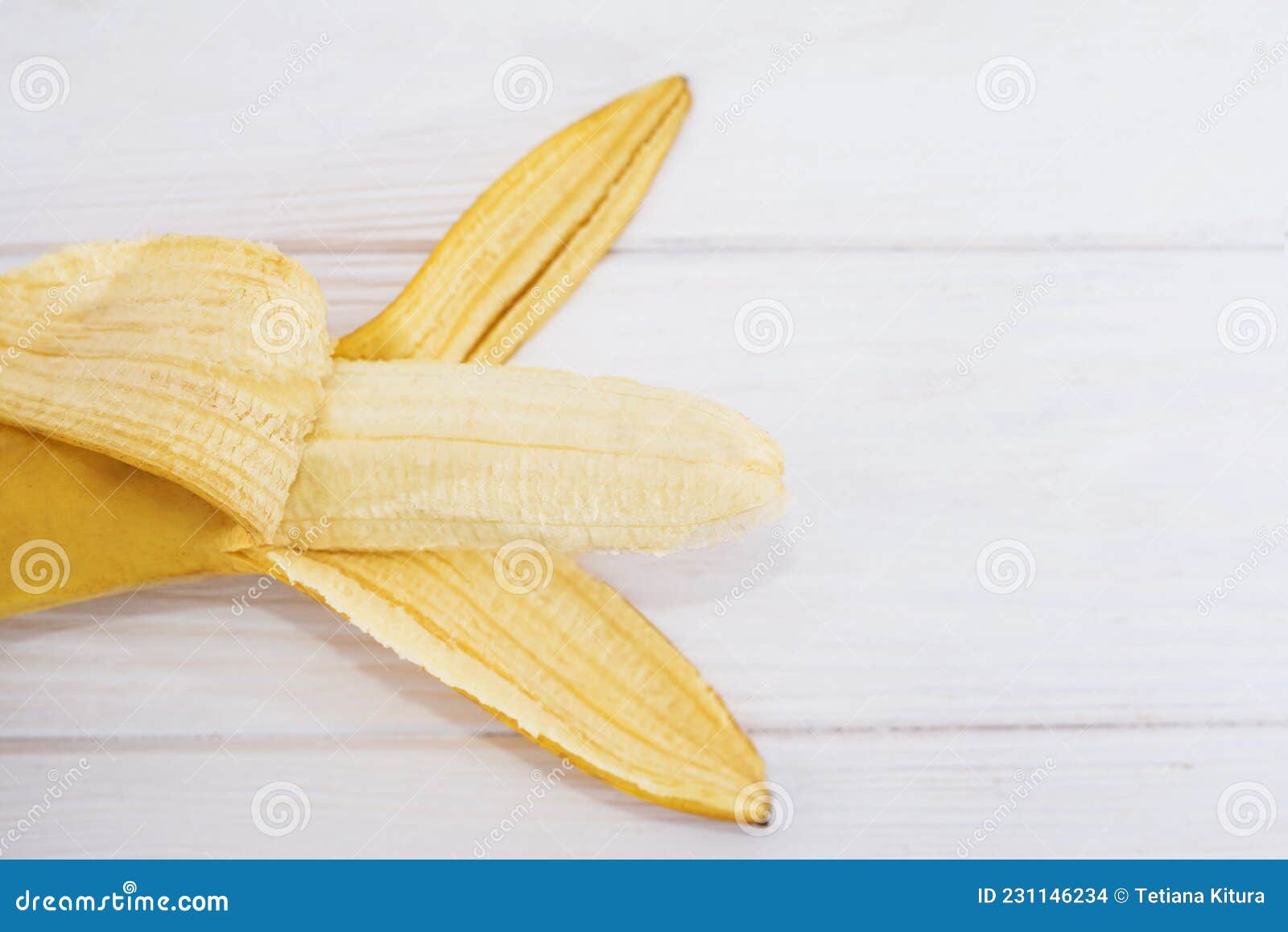 Banane Sur Une Table Blanche En Bois. Closeup Photo stock - Image du ...
