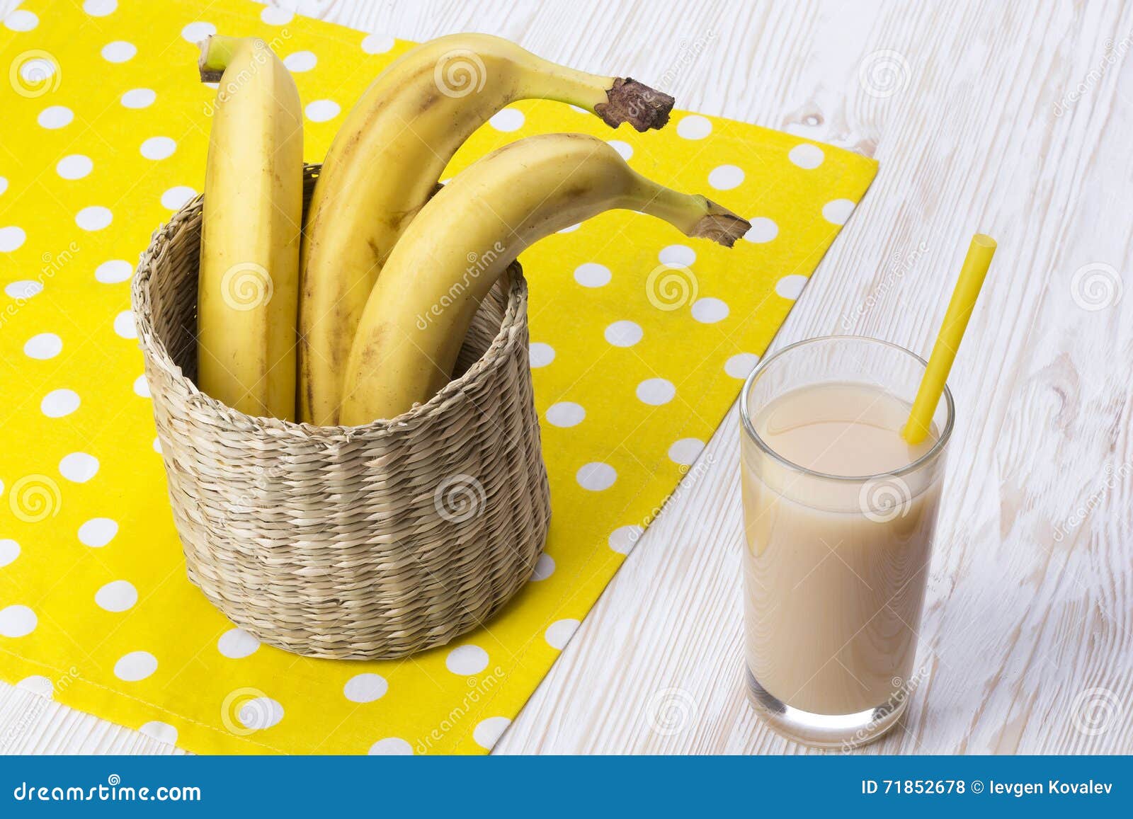 Bananensaft mit Bananen stockfoto. Bild von erfrischung - 71852678