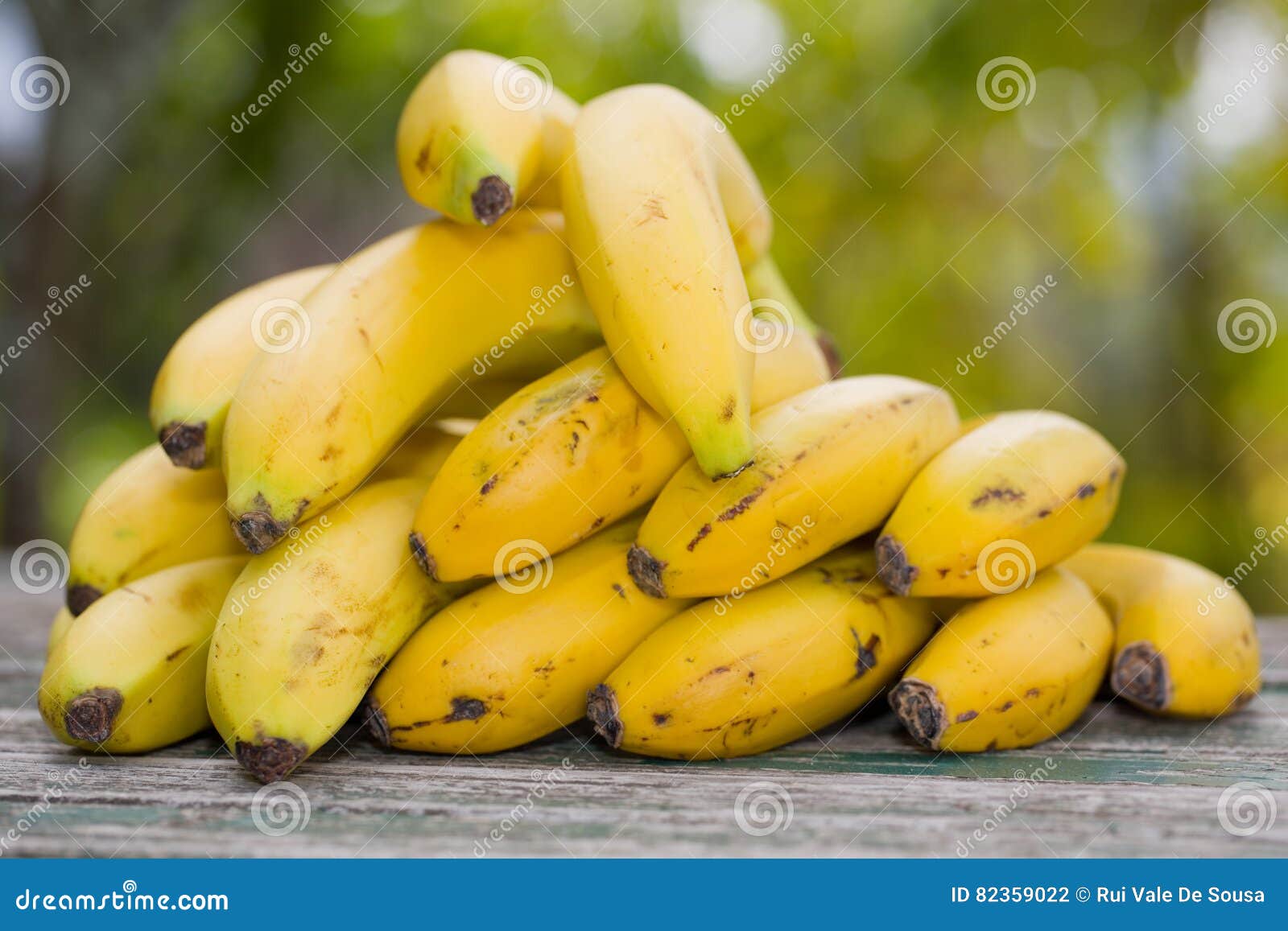 Bananer arkivfoto. Bild av friskhet, inget, tropiskt - 82359022