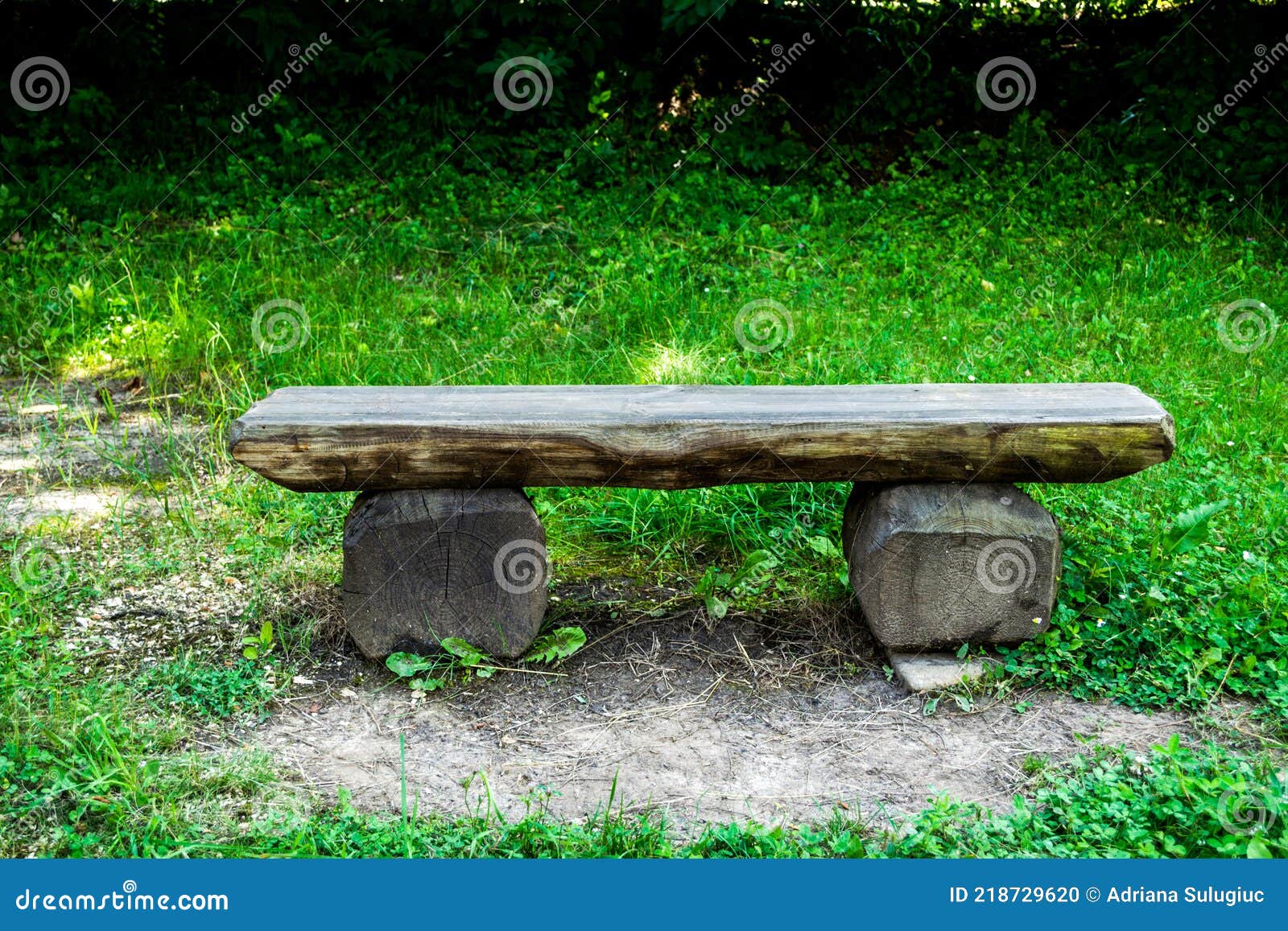 Banc Rustique Dans Un Jardin Photo stock - Image du fourniture, brun ...