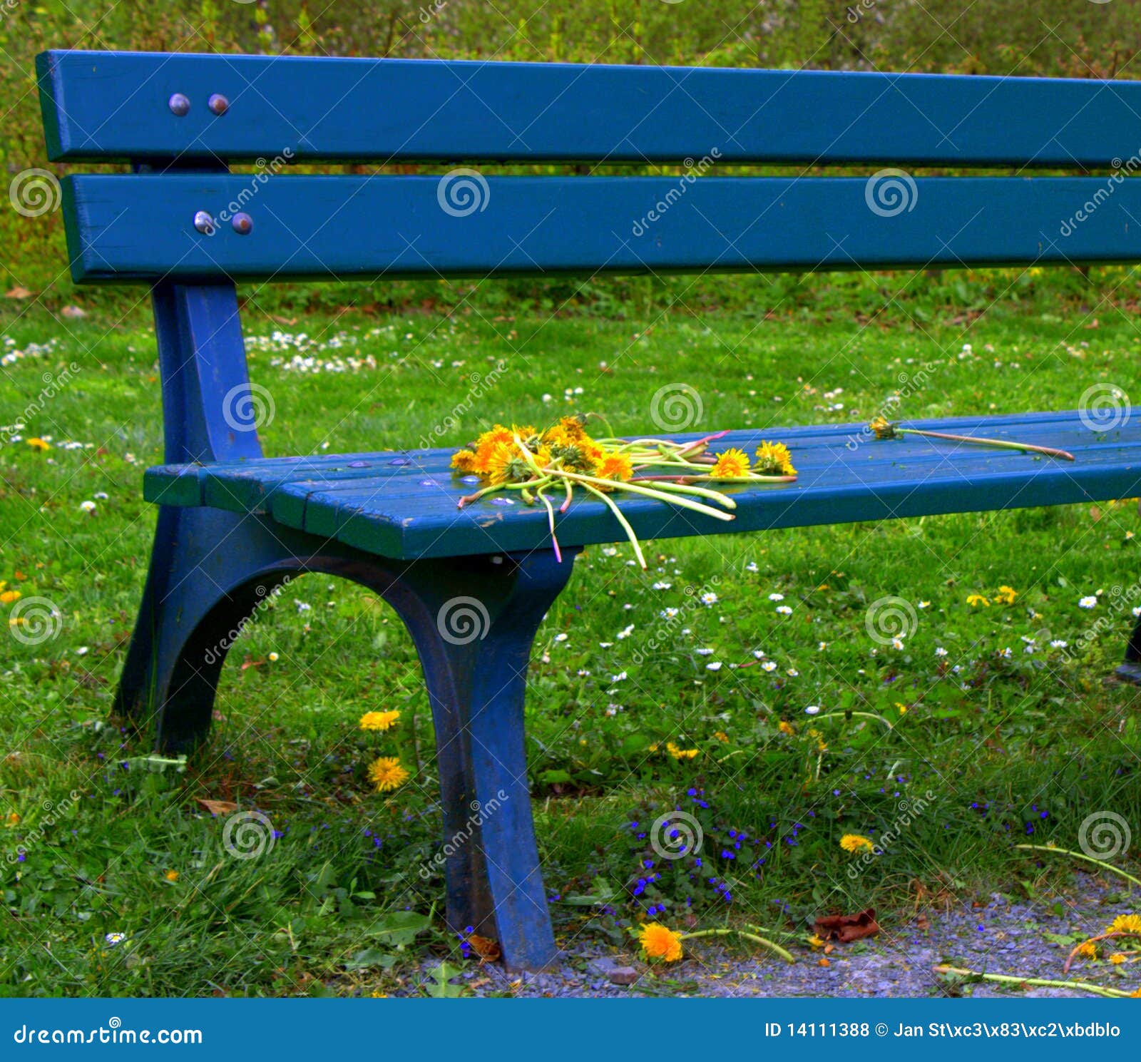 Banco azul foto de stock. Imagem de parque, azul, jardim - 14111388