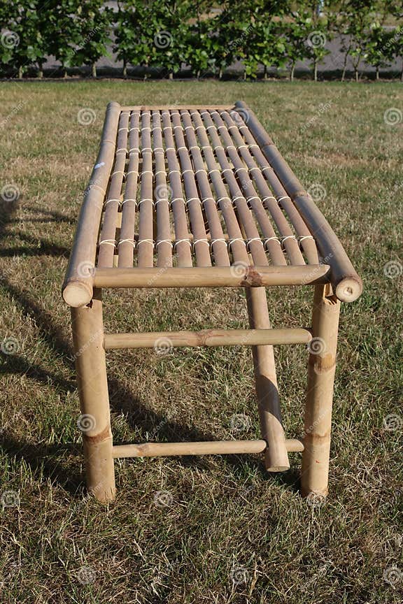 Banco Banco De Bambu Banco De Bambu Na Grama Assento De Bambu Imagem de ...