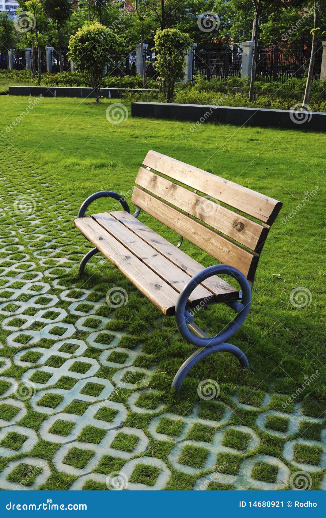 Banco de parque imagen de archivo. Imagen de exuberante - 14680921