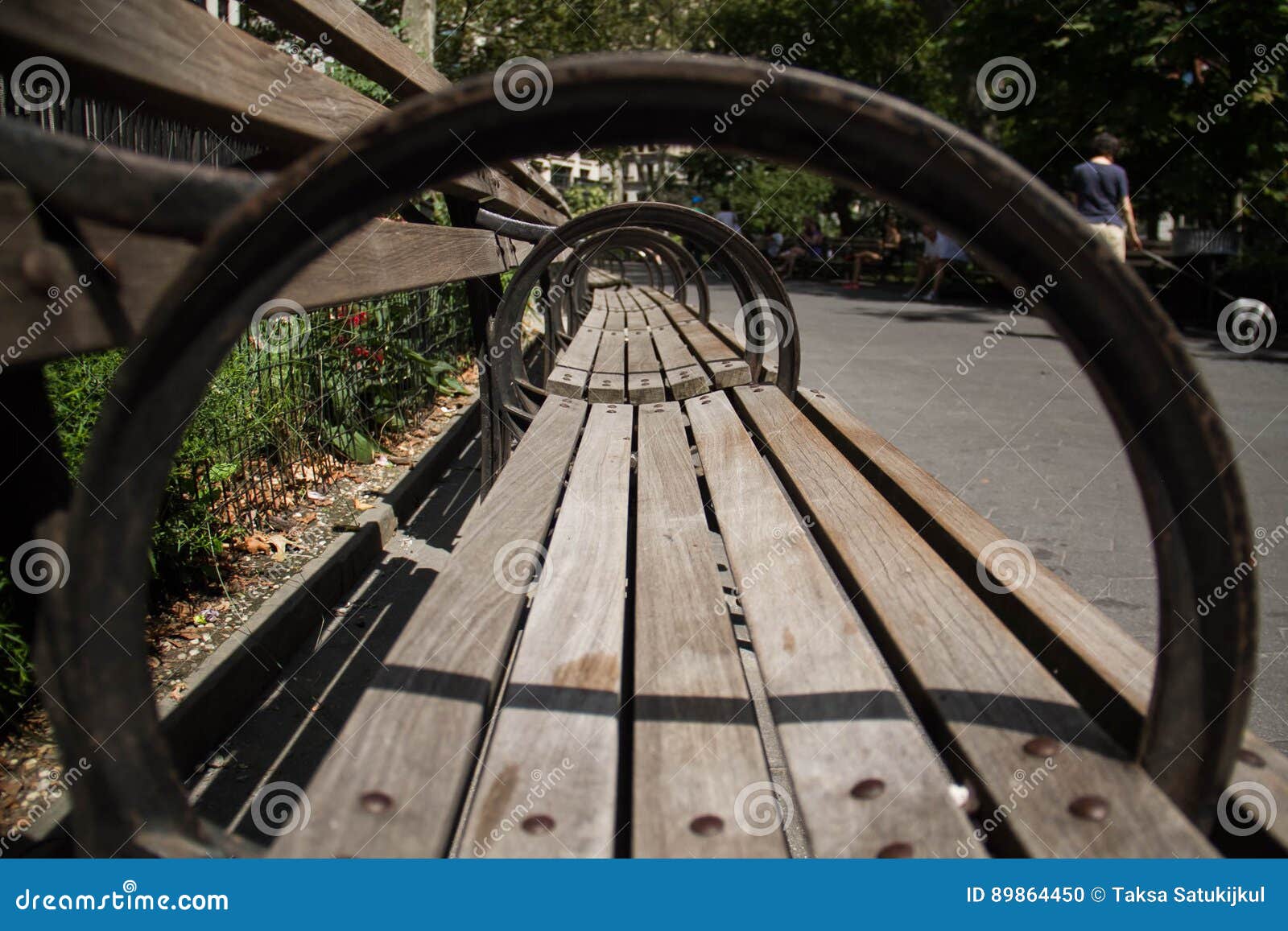 Banco De Parque En La Vista Lateral Foto de archivo - Imagen de hierro ...