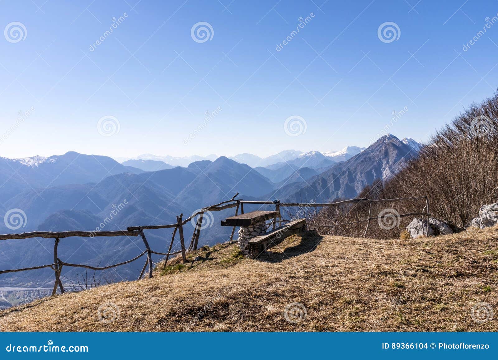 Banco E Tavola Su Monte San Simeone Con Bello Panorama Fotografia Stock ...