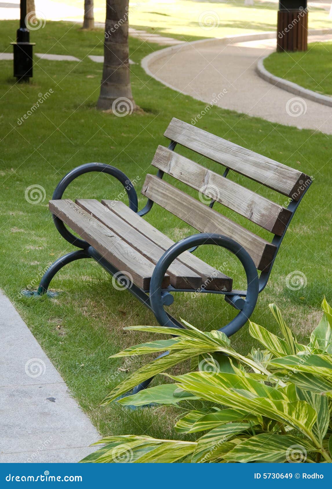 Banco en parque imagen de archivo. Imagen de arbusto, parques - 5730649