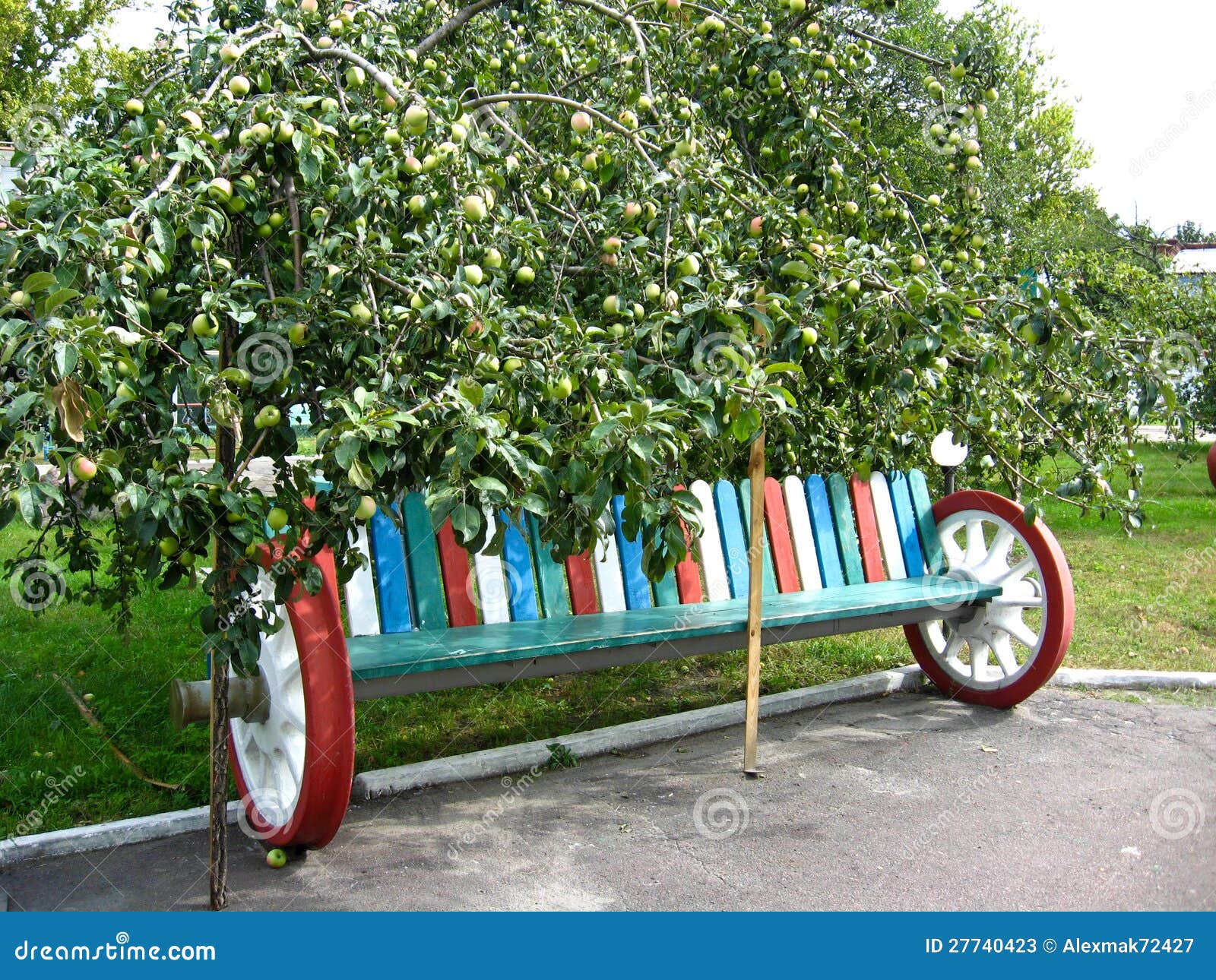 Banco Original De Las Ruedas Imagen de archivo - Imagen de manzana ...