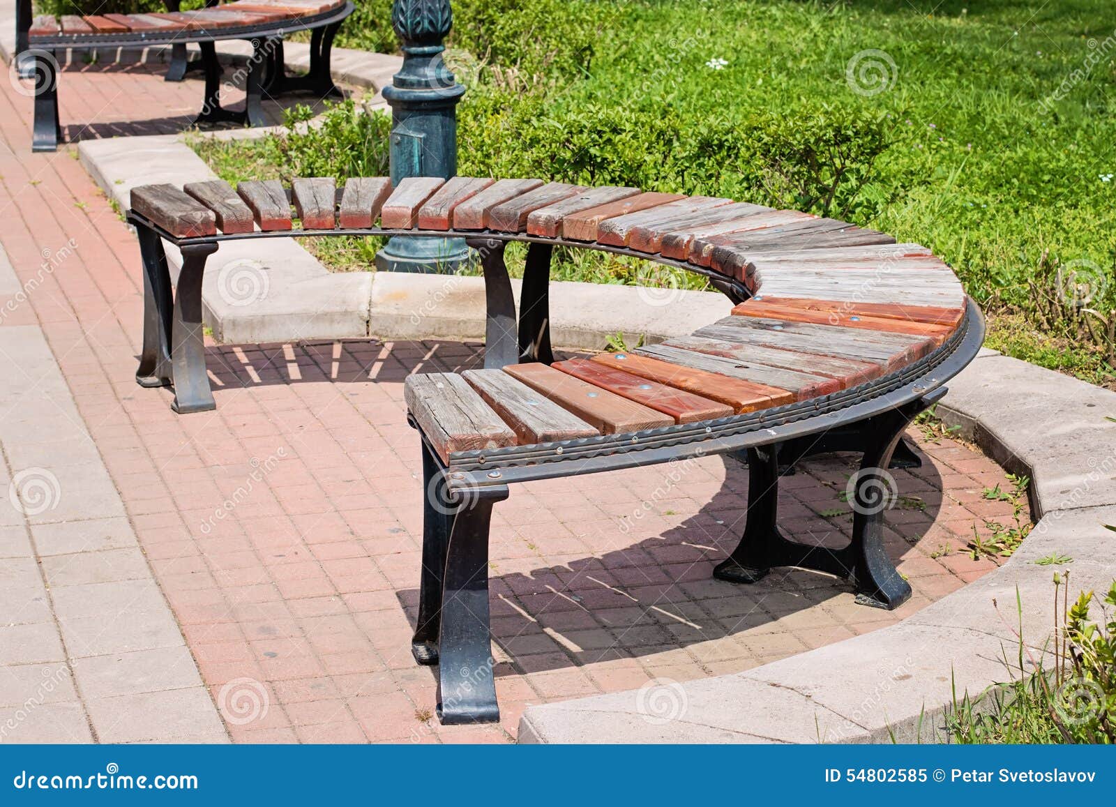 Banco Redondo De Madera En El Parque Imagen de archivo - Imagen de ...