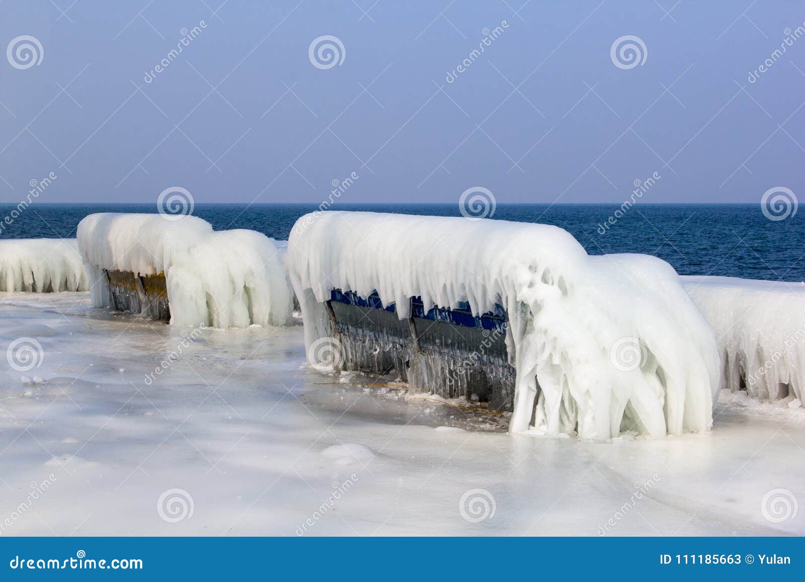 Bancos Congelados Cobertos Com O Gelo Imagem de Stock - Imagem de ...