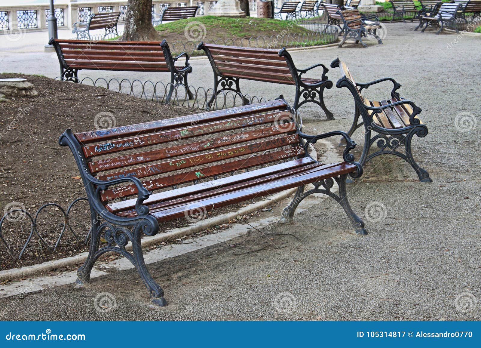 Bancos en un parque imagen de archivo. Imagen de cubo - 105314817