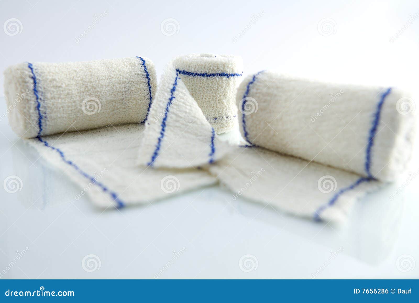 Bandages 2 photo stock. Image du réflexion, médical, trois - 7656286