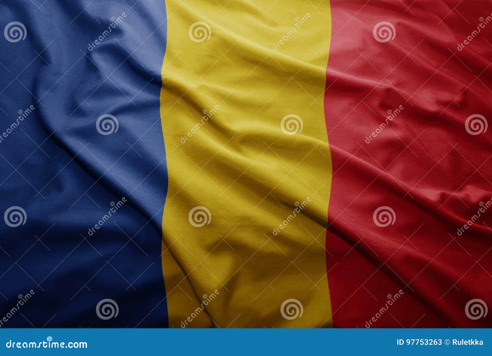 Bandeira de romania imagem de stock. Imagem de radiância - 97753263