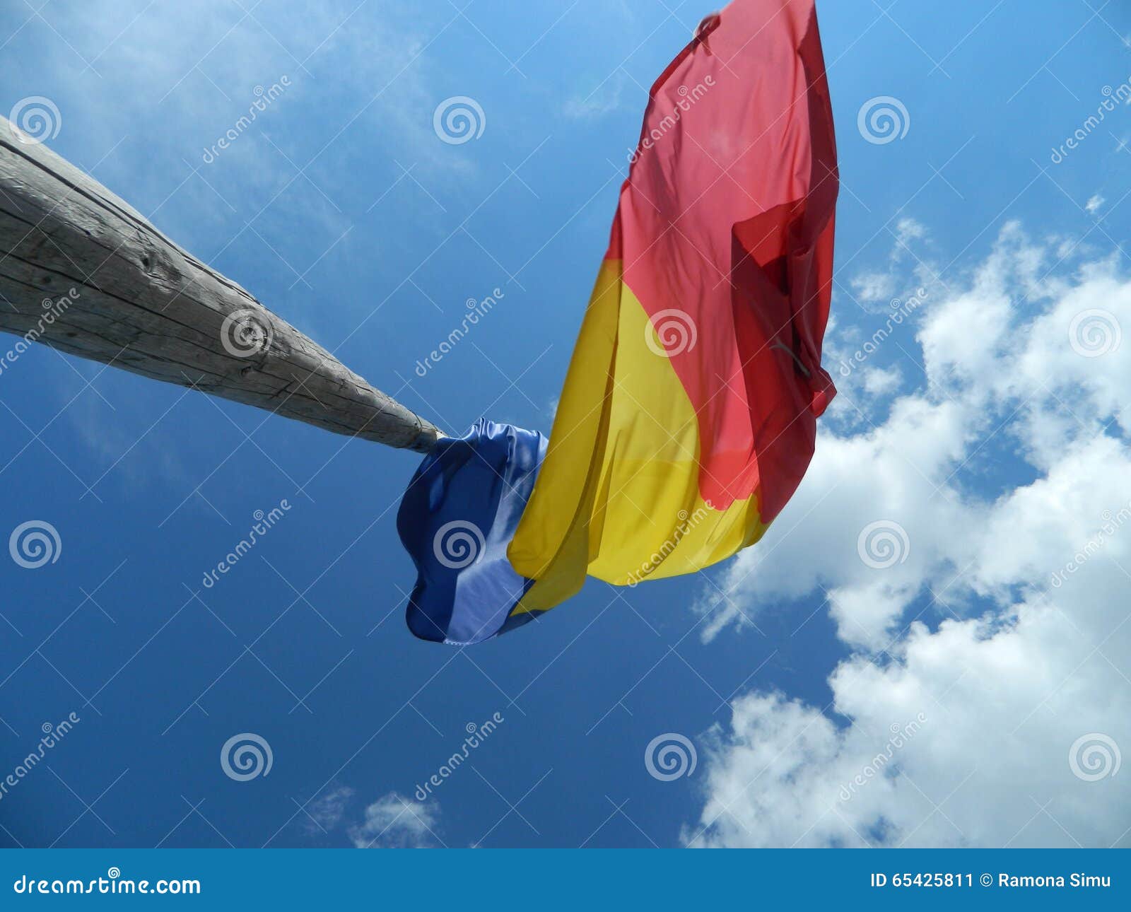 Bandeira romena imagem de stock. Imagem de nuvens, fundo - 65425811