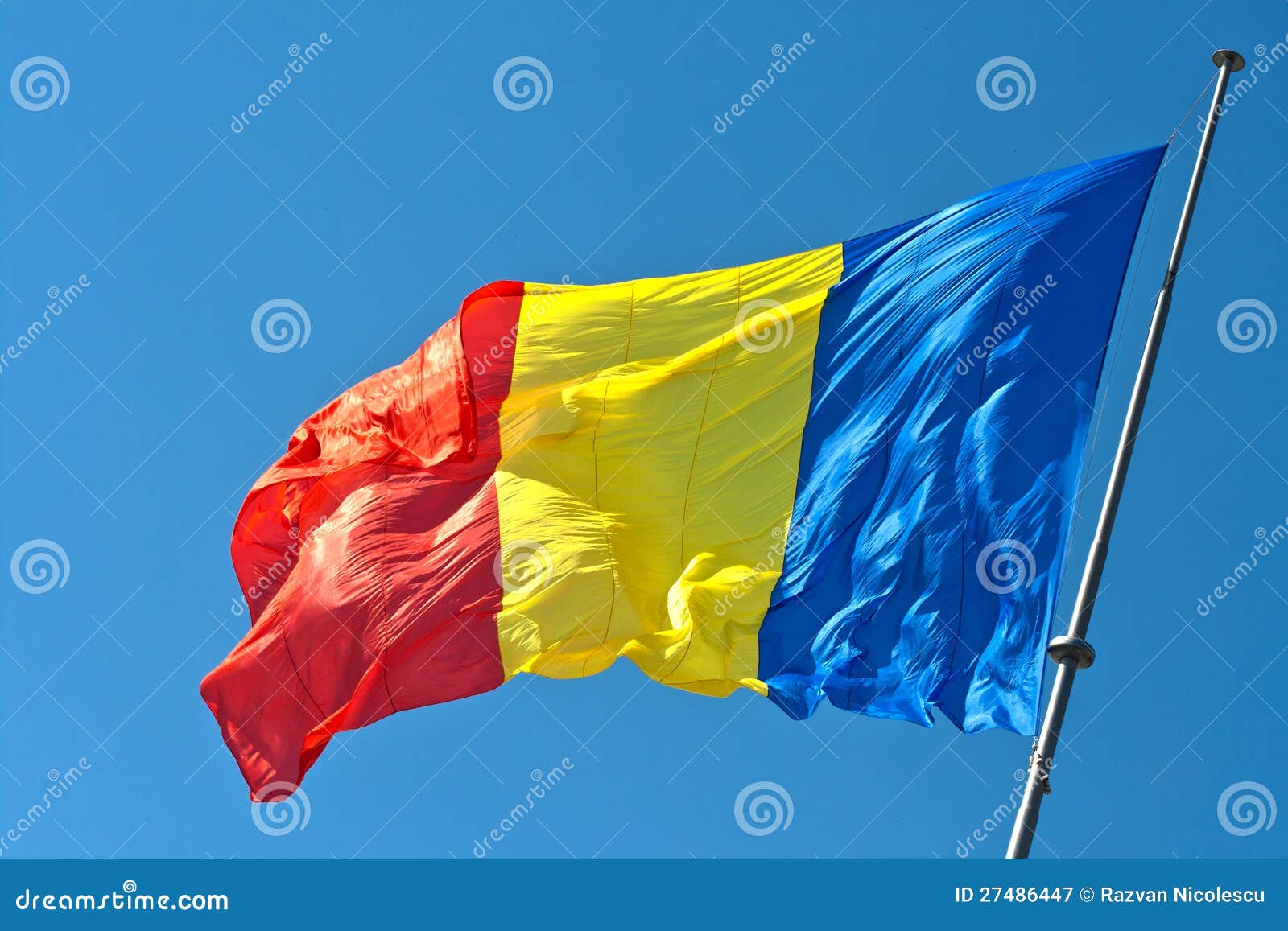 Bandeira Romena Que Acena No Vento Imagem de Stock - Imagem de acenar ...