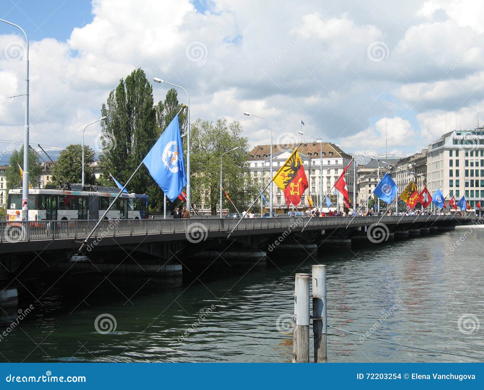 Bandeiras Da Ponte De Genebra Imagem de Stock Editorial - Imagem de ...