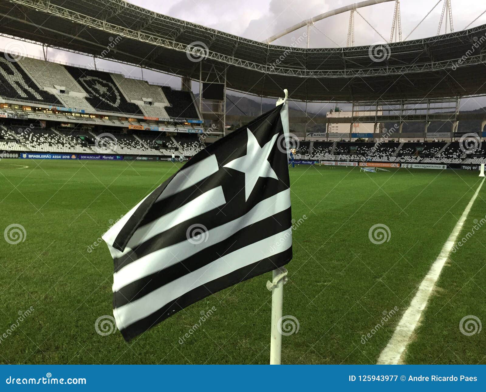 BANDEIRAS DE BOTAFOGO fotografia editorial. Imagem de canto - 125943977