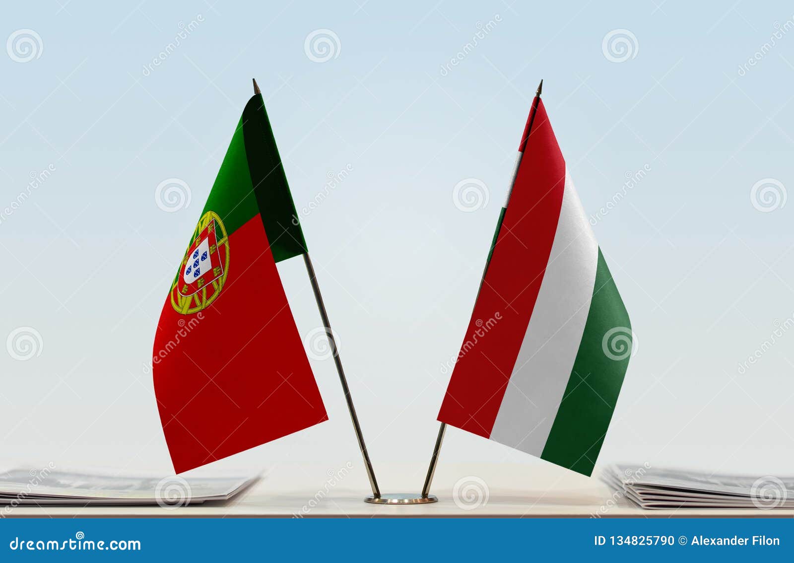 Bandeiras De Portugal E De Hungria Foto de Stock - Imagem de mastro ...