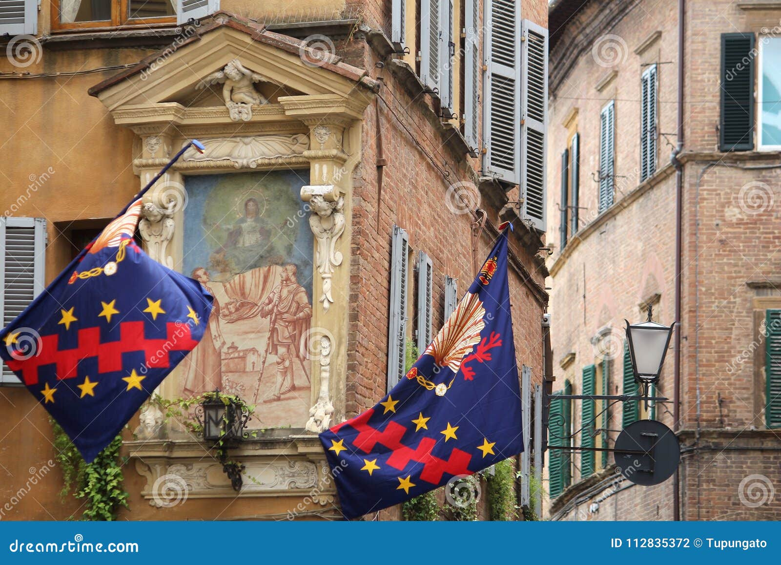Bandeiras Do Contrada De Siena Foto de Stock - Imagem de exterior ...
