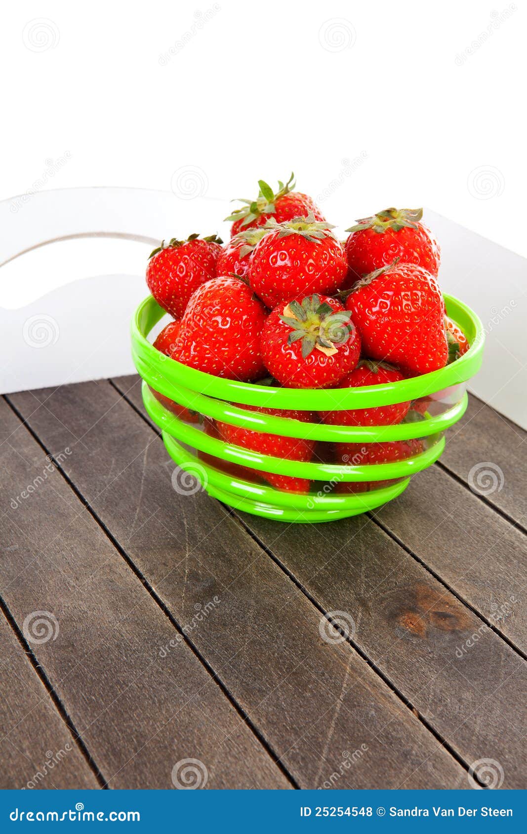 Bandeja Com a Bacia De Morangos Frescas Foto de Stock - Imagem de ...