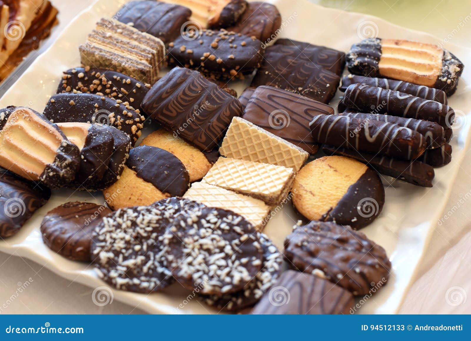 Bandeja Com Pastelarias Sortidos E Doces Do Chocolate Imagem de Stock ...