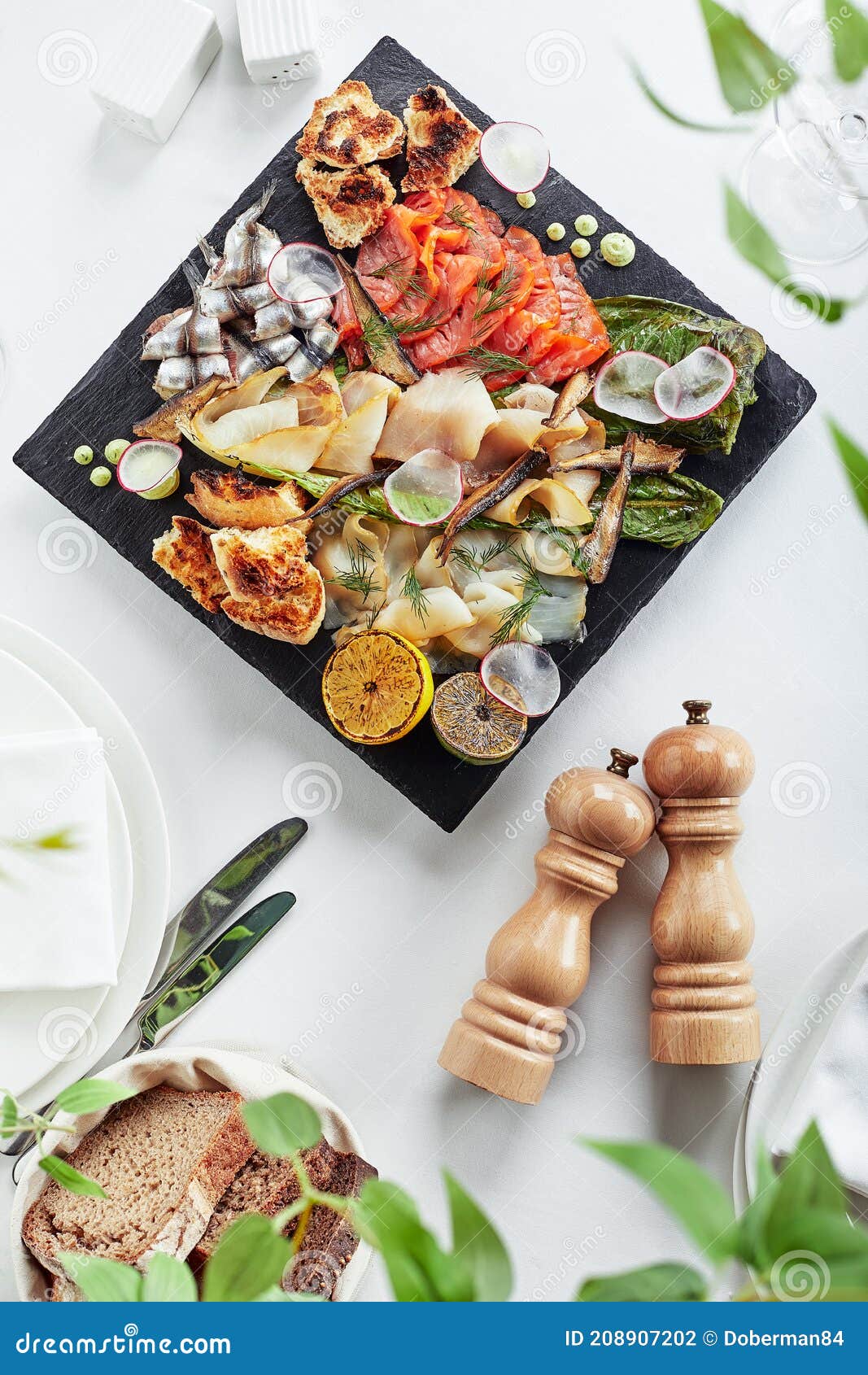 Bandeja De Marisco. Marisco Variado Con Verduras. Fondo Blanco Foto de ...