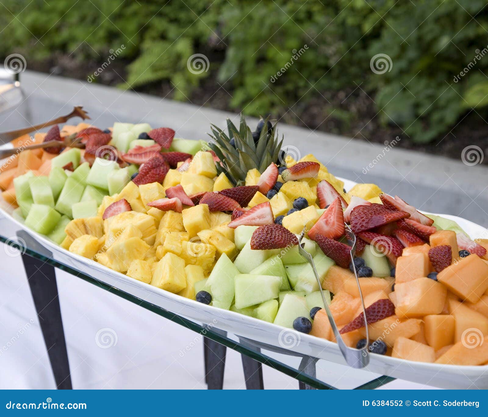Bandeja do bufete da fruta foto de stock. Imagem de melada - 6384552