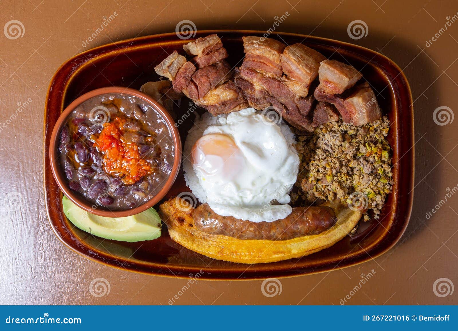 Bandeja paisa colombiana foto de archivo. Imagen de llantén - 267221016