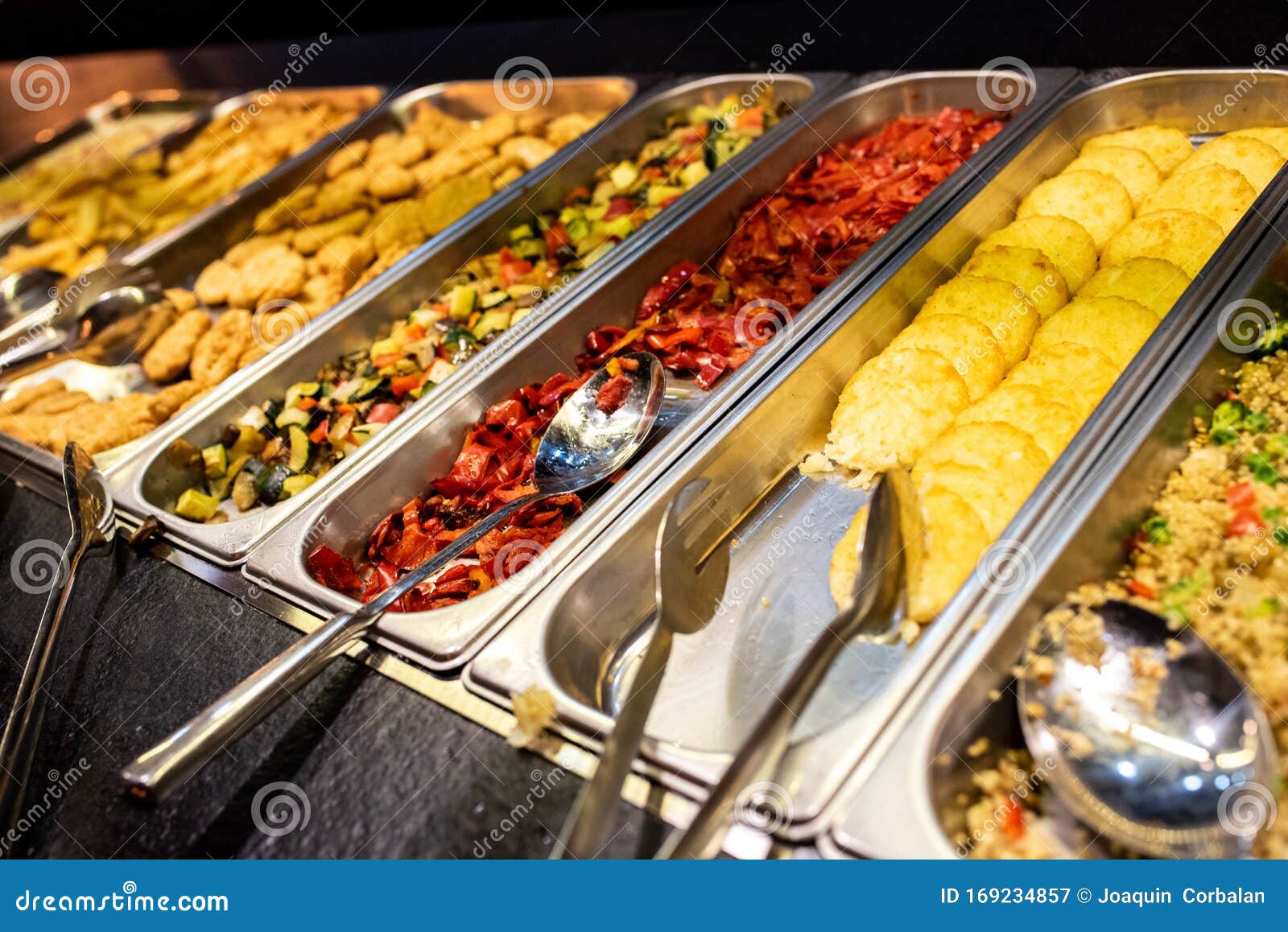 Bandejas Com Comida Para Buffet De Autoatendimento Em Um Restaurante ...