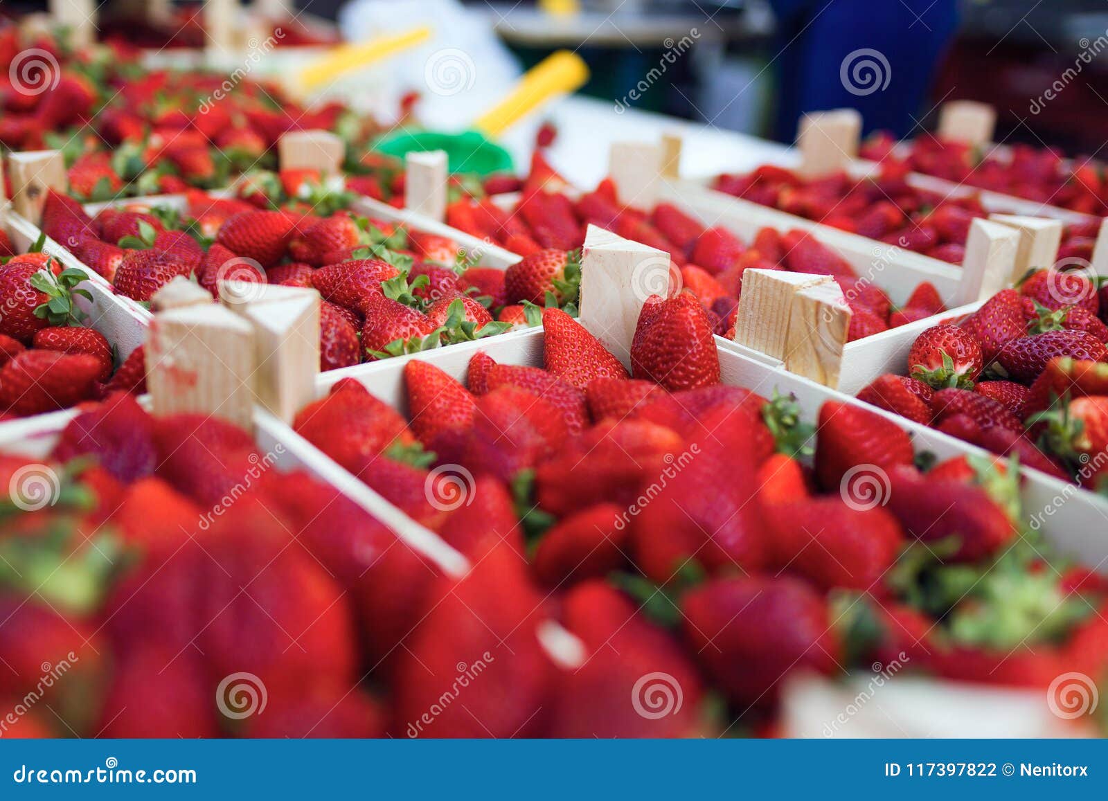 Bandejas Das Morangos No Mercado De Rua Foto de Stock - Imagem de ...
