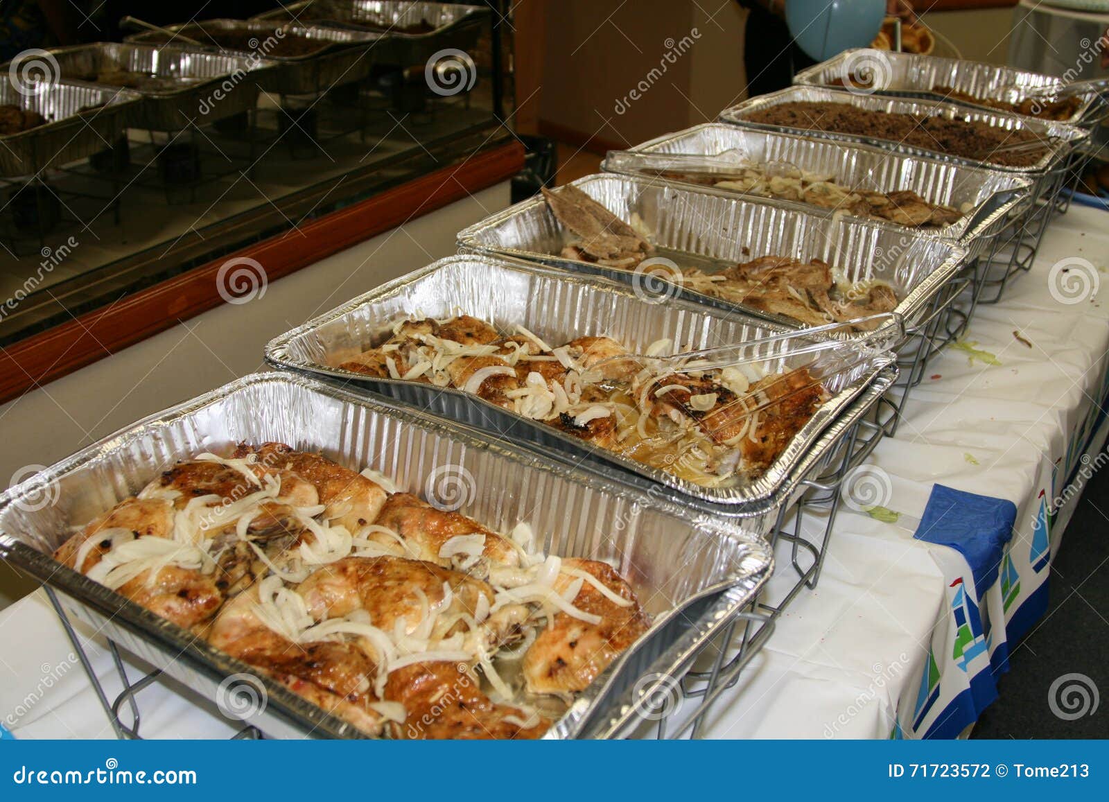 Bandejas de la comida foto de archivo. Imagen de cuadro - 71723572