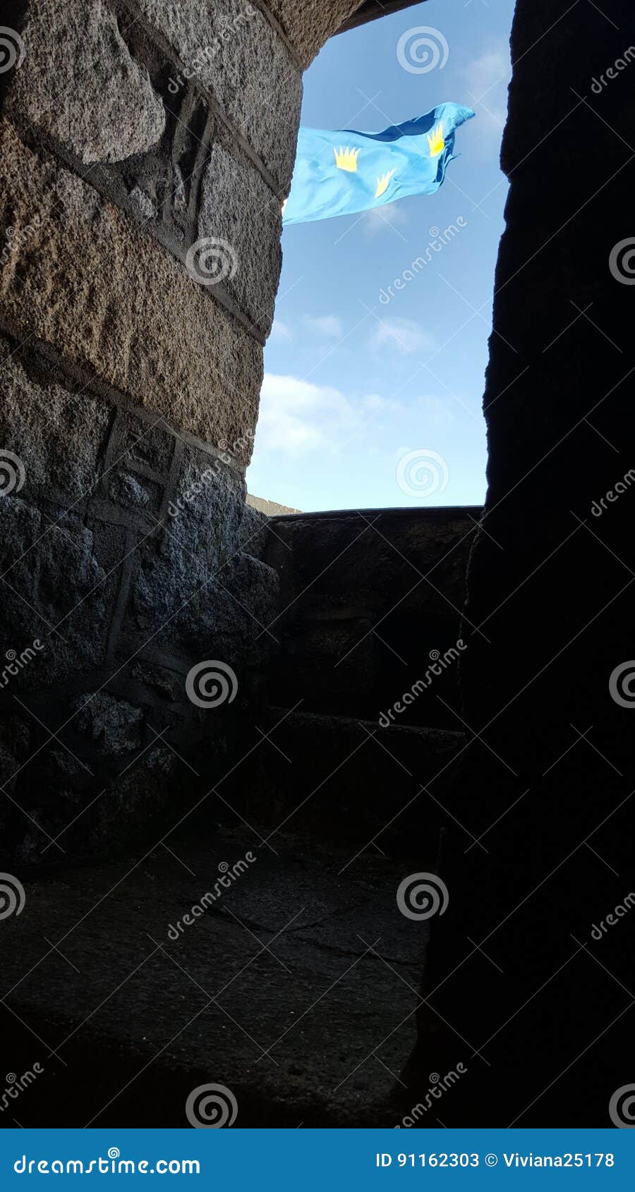 Bandera Azul Con El Castillo Amarillo Imagen de archivo - Imagen de ...