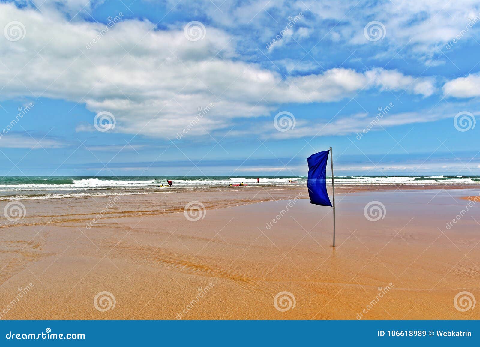 Bandera azul en la playa imagen de archivo. Imagen de arena - 106618989